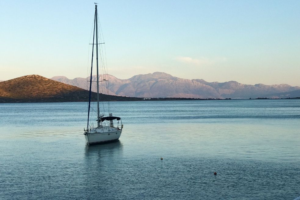 What is a Swing Keel Sailboat – TheBoatDB