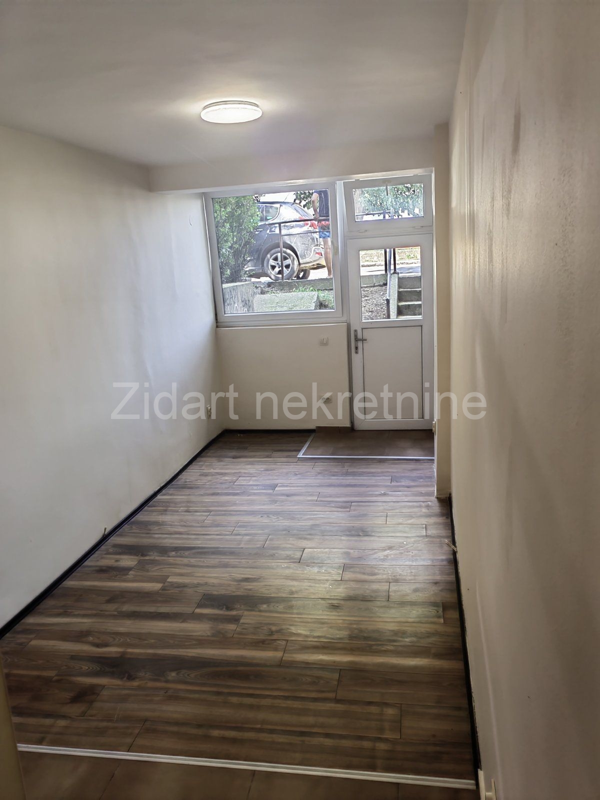 Garsonjera-lokal, Zemun polje