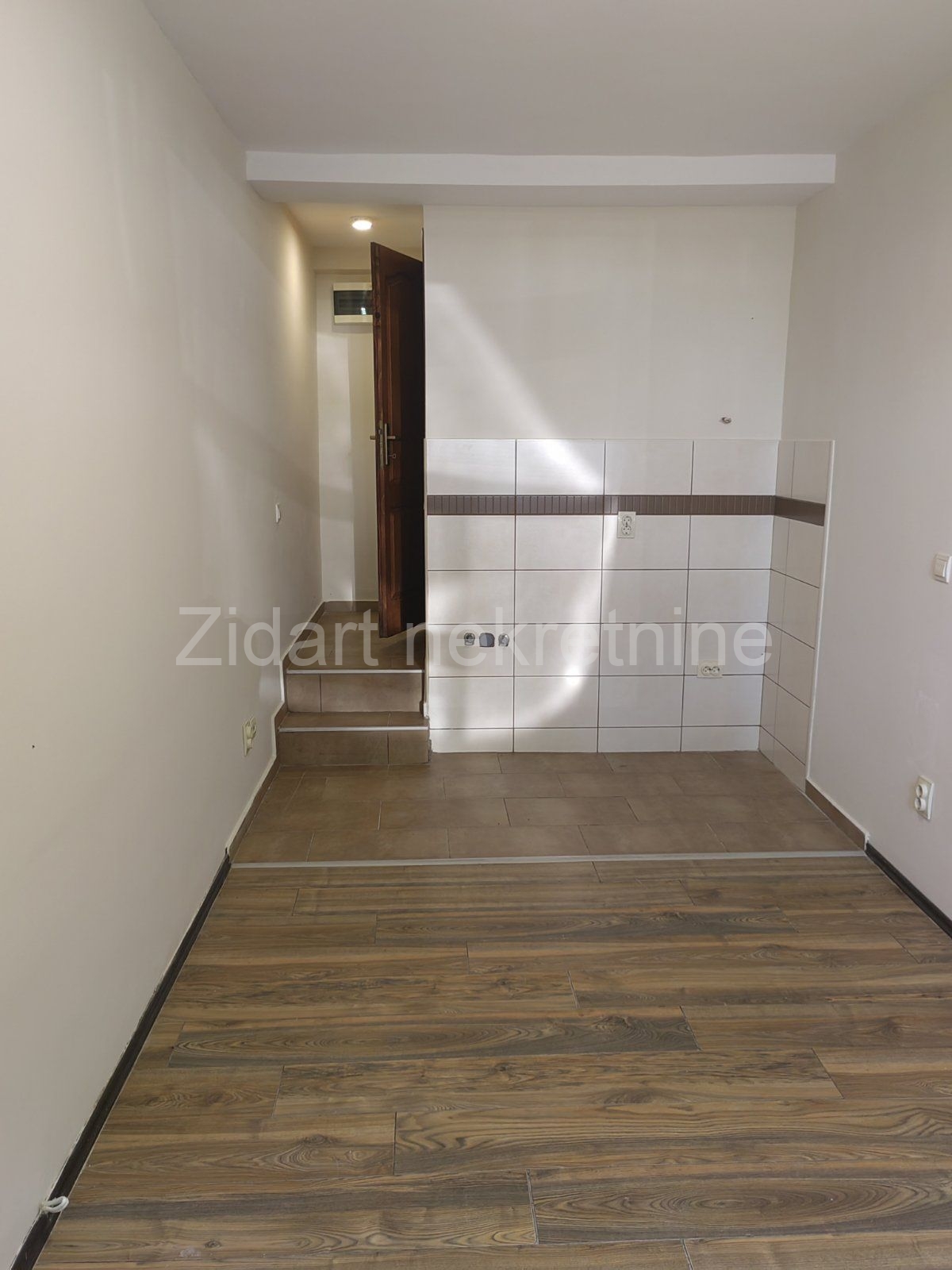 Garsonjera-lokal, Zemun polje