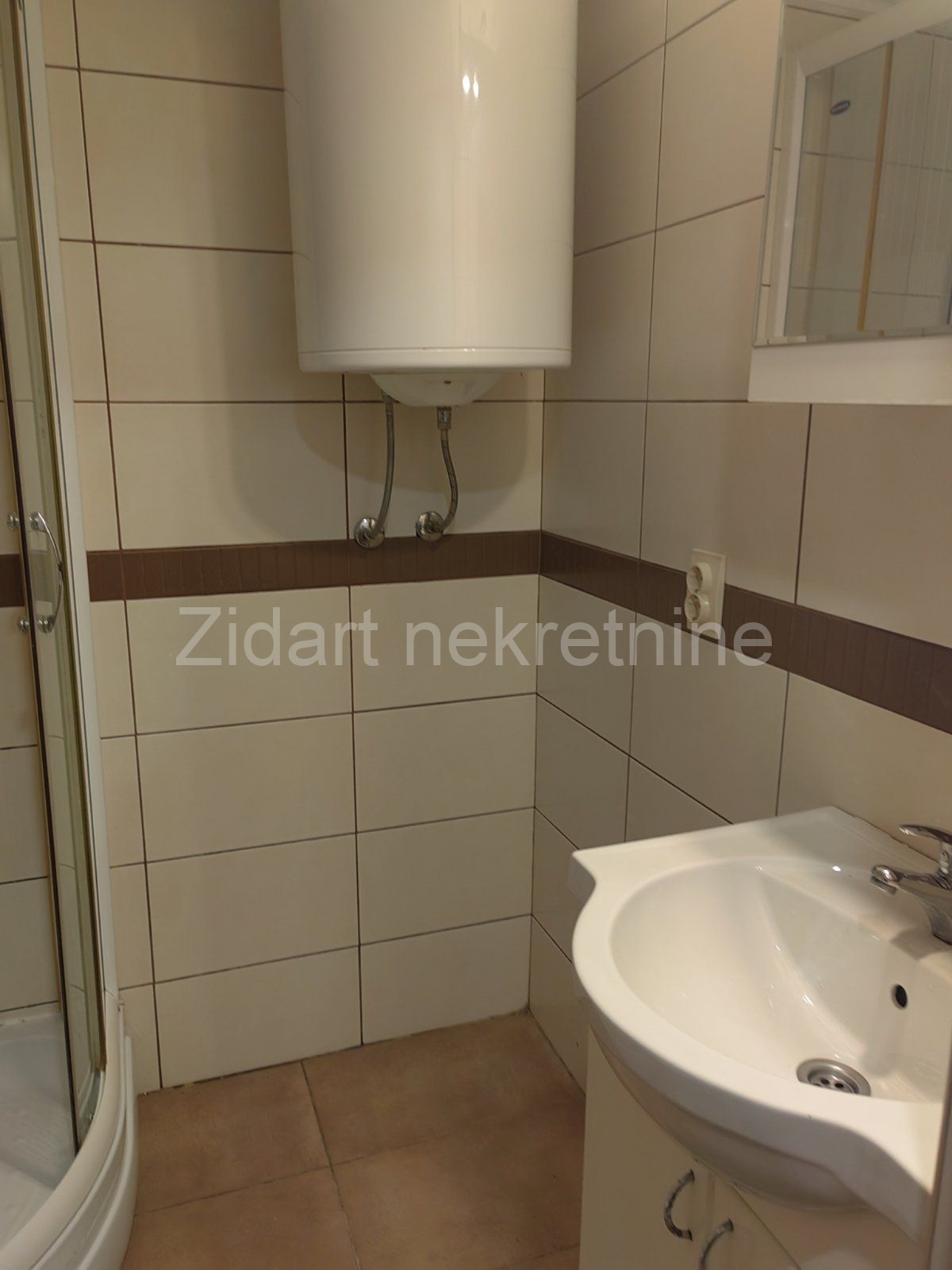 Garsonjera-lokal, Zemun polje