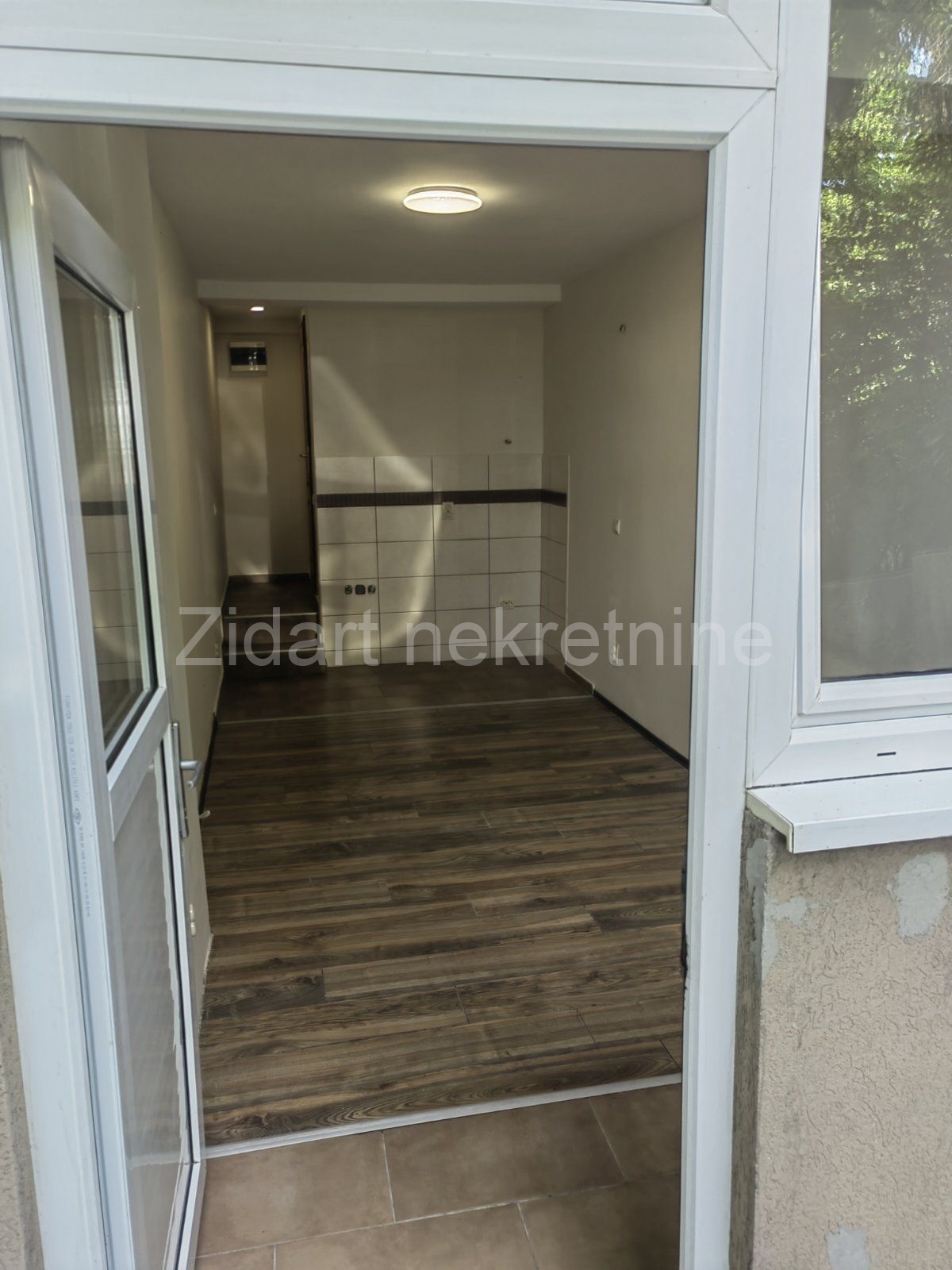 Garsonjera-lokal, Zemun polje