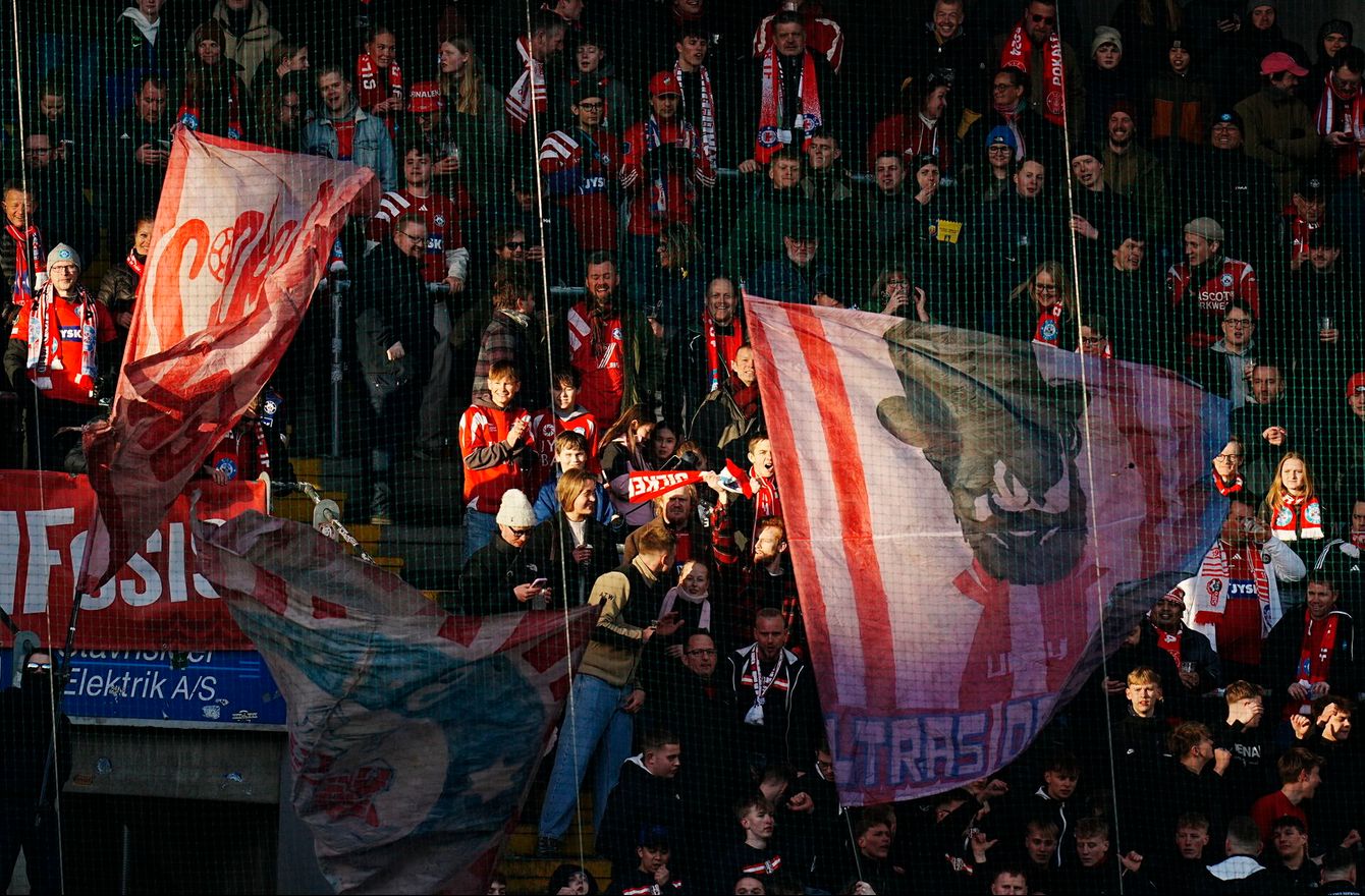 To umaskerede BIF-fans skabte panik: Kanonslag sprang lige foran capo