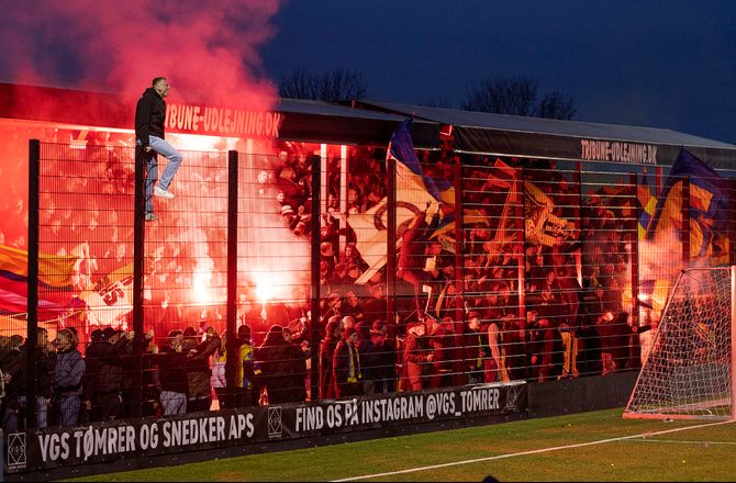 Vilde scener: Over 600 Brøndby-fans og kæmpe pyroshow til Serie 2-kamp