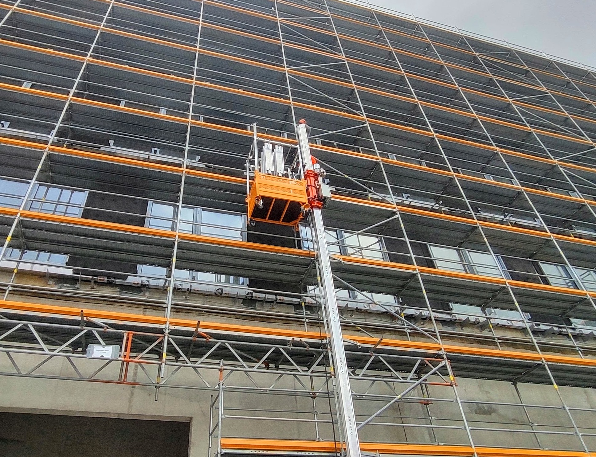 Alimak/Peri scaffold hoist | Vertikal.net