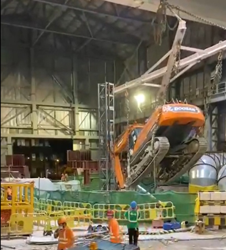 Crane drops load | Vertikal.net