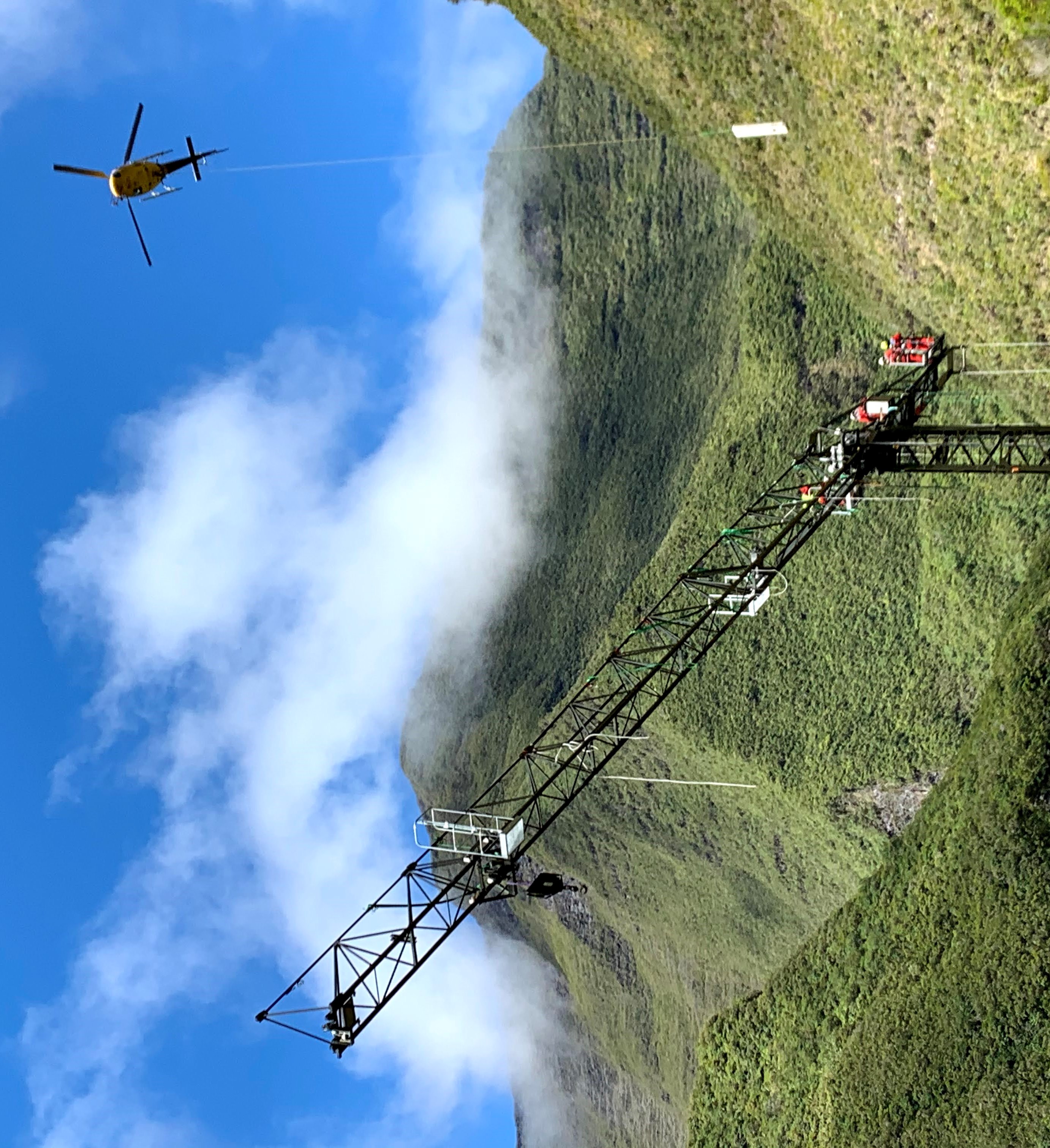 Helicopter erects tower crane | Vertikal.net