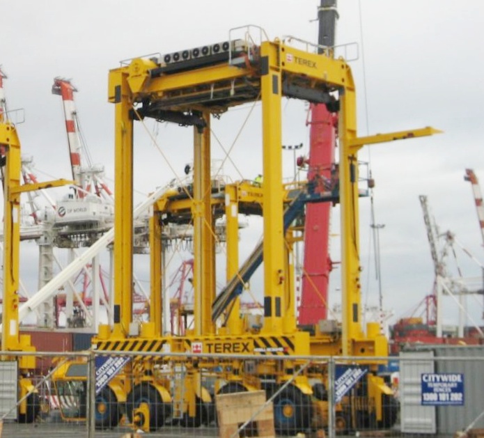 16 straddle carriers to DP | Vertikal.net
