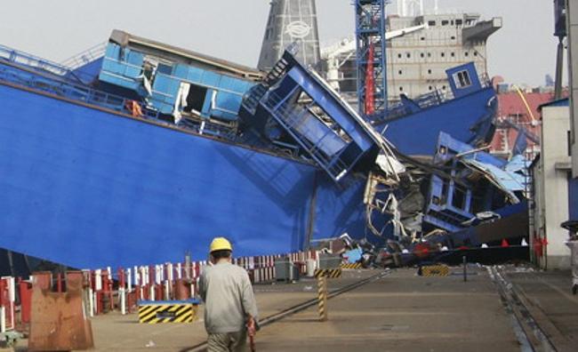 Shipyard crane collapse kills three | Vertikal.net