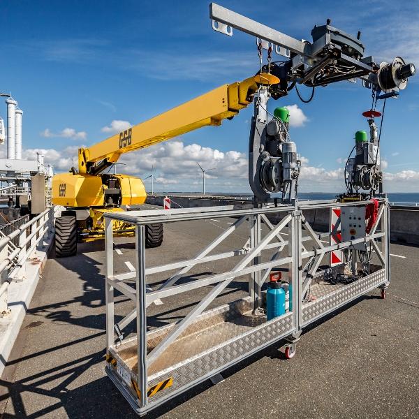 A mobile suspended platform | Vertikal.net