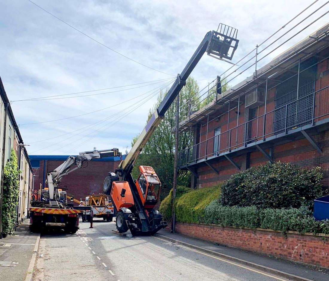 Telehandler overturns | Vertikal.net