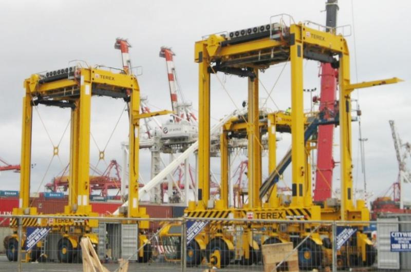 16 straddle carriers to DP | Vertikal.net